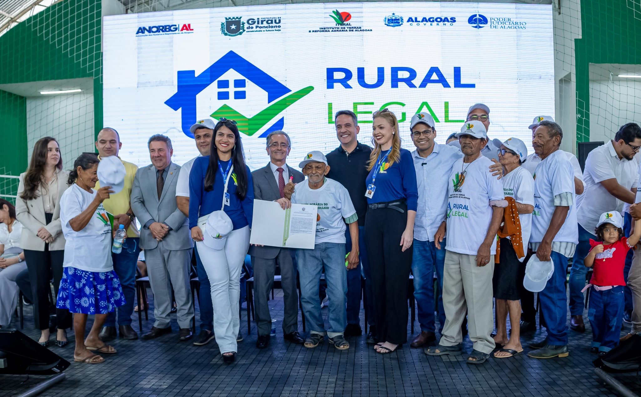 Dignidade e emoção marcam a entrega de 500 títulos de terra para ...
